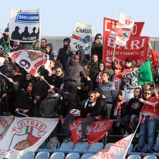 Scommesse: arrestati ultrà del Bari - Blitz nella notte da parte dei ...