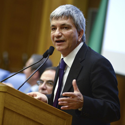 Vendola: primarie di coalizione o non correrò. Tra Bersani e Renzi ...