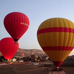 Mongolfiera esplode in volo a Luxor, morti 18 turisti: si gettavano nel ...